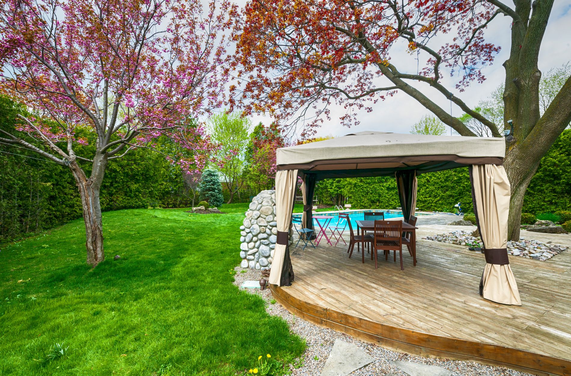 Eco-Friendly Outdoor Retreat: Sustainable Landscaping